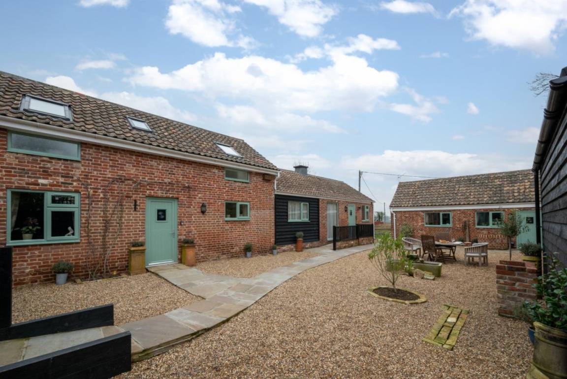 Cottage ∙ 6 Bedrooms ∙ 12 Guests - Suffolk