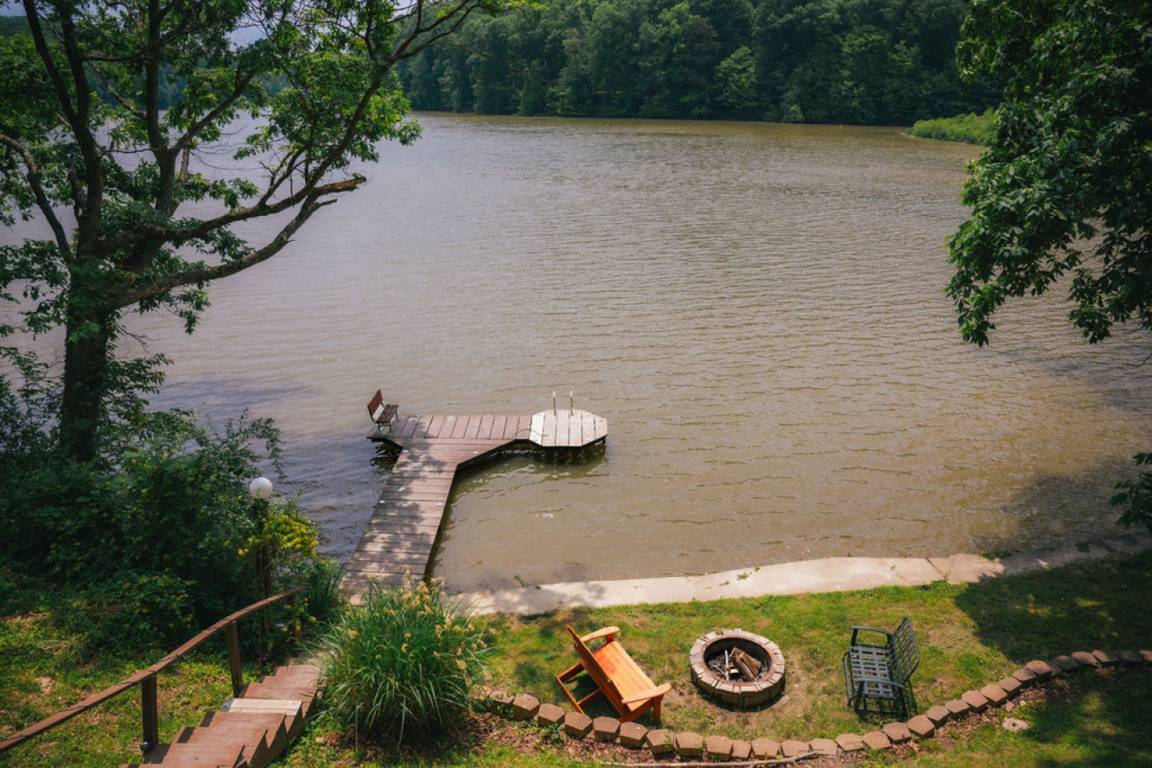 Studio Flat ∙ 3 Bedrooms ∙ 11 Guests - Mooresville, IN