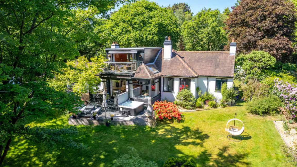 186 M² House ∙ 6 Bedrooms ∙ 14 Guests - Stoke-on-Trent