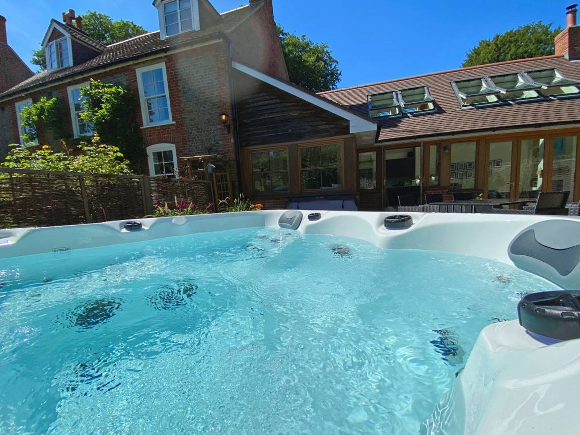 Cottage ∙ 4 Bedrooms ∙ 8 Guests - Fareham