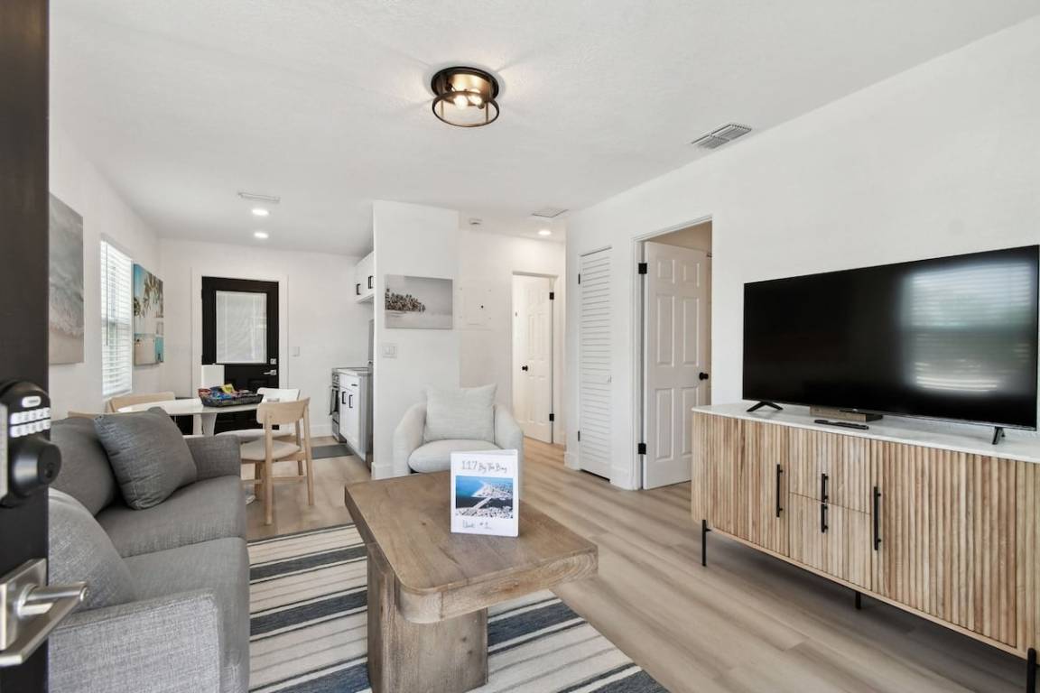 Apartment ∙ 2 Bedrooms ∙ 6 Guests - Treasure Island, FL