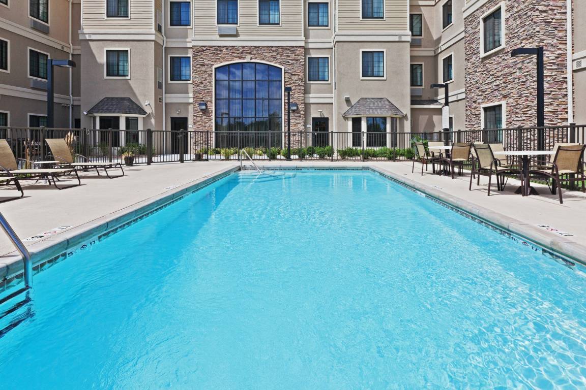 Hotel ∙ 1 Bedroom ∙ 4 Guests - Wichita, KS