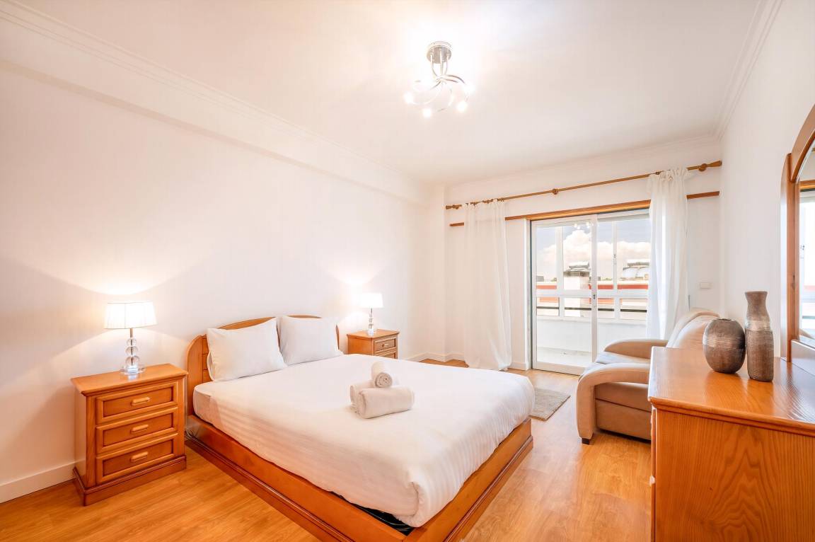 100 M² Apartamento ∙ 2 Quartos ∙ 4 Hóspedes - Almada