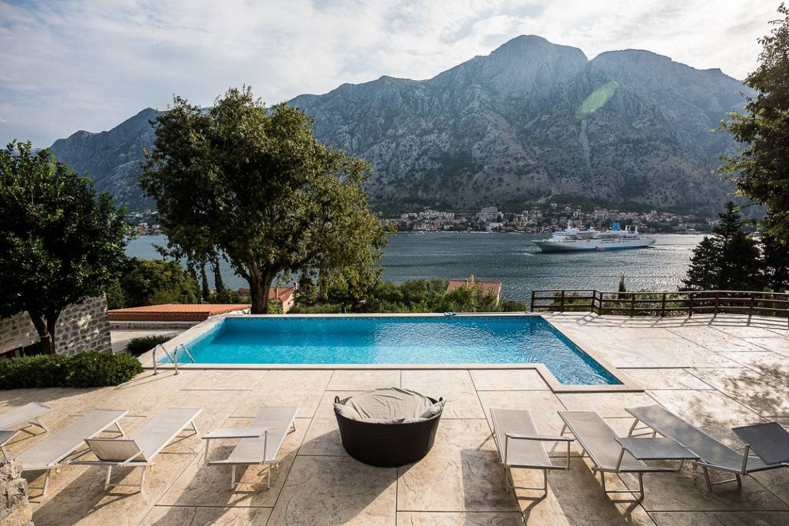Villa ∙ 4 Bedrooms ∙ 8 Guests - Kotor