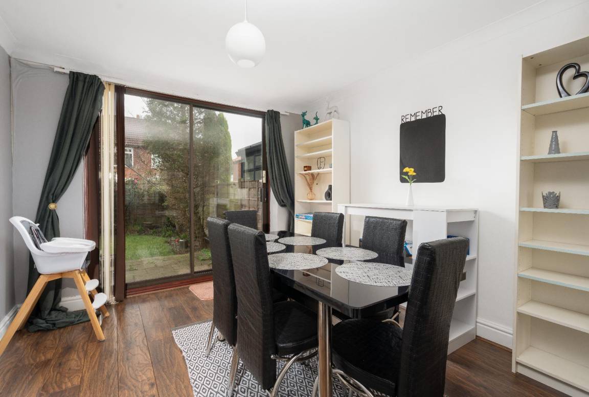 99 M² House ∙ 3 Bedrooms ∙ 6 Guests - Glossop
