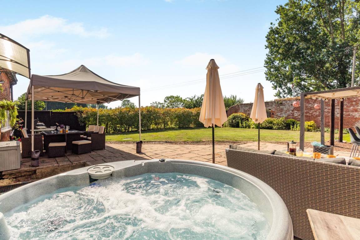 Cottage ∙ 4 Bedrooms ∙ 10 Guests - Norfolk