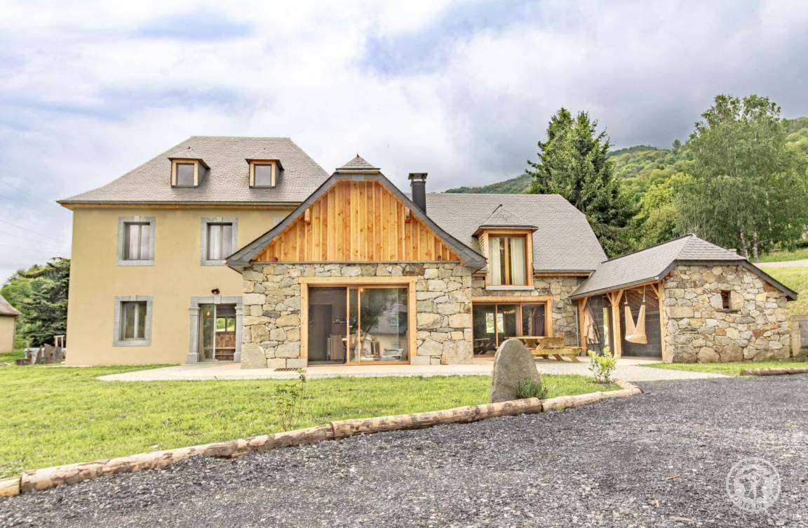 280 M² Gîte ∙ 8 Chambres ∙ 15 Personnes -