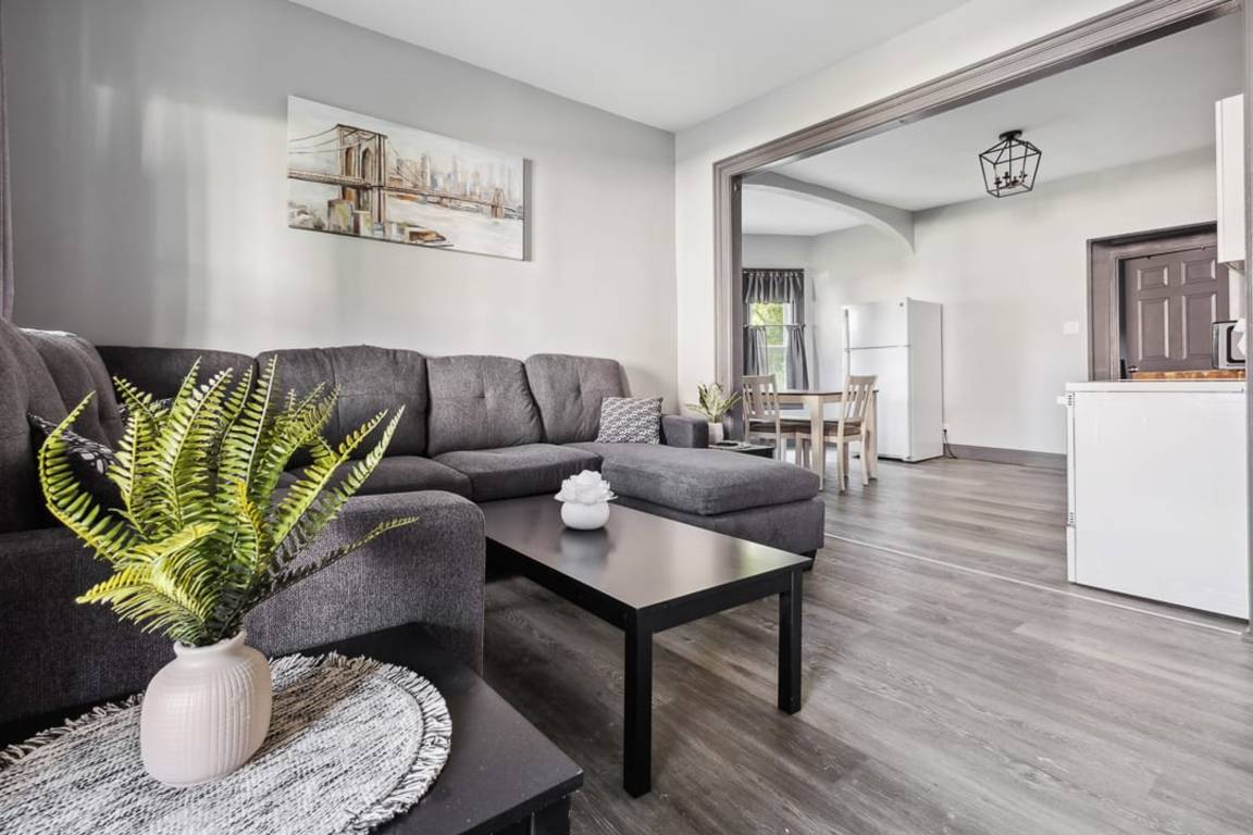 House ∙ 6 Bedrooms ∙ 12 Guests - Niagara Falls, NY