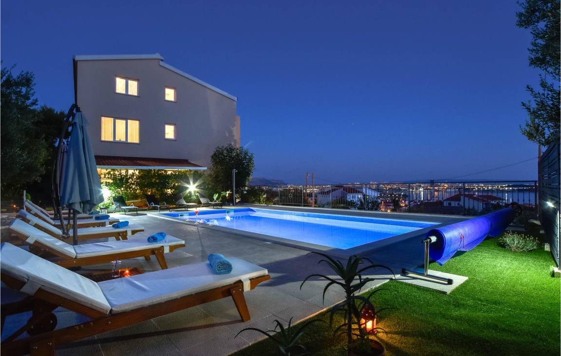 320 M² Maison De Vacances ∙ 9 Chambres ∙ 15 Personnes - Split