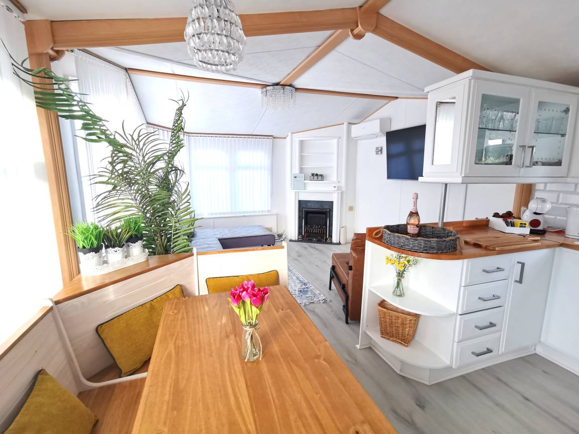 75 M² Cabin ∙ 2 Bedrooms ∙ 7 Guests - Northampton