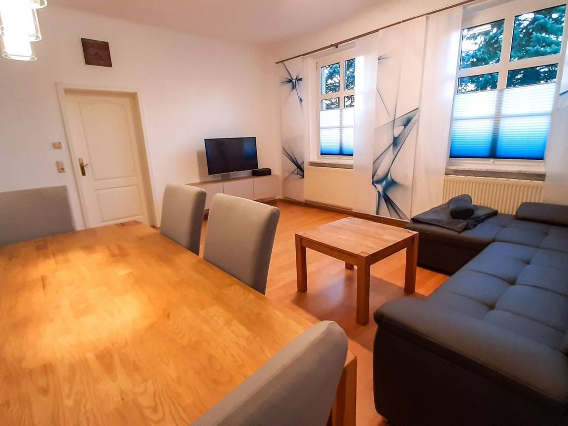 110 M² Ferienwohnung ∙ 1 Schlafzimmer ∙ 6 Gäste - Pasewalk