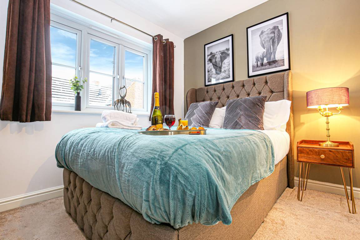 140 M² House ∙ 4 Bedrooms ∙ 8 Guests - Towcester