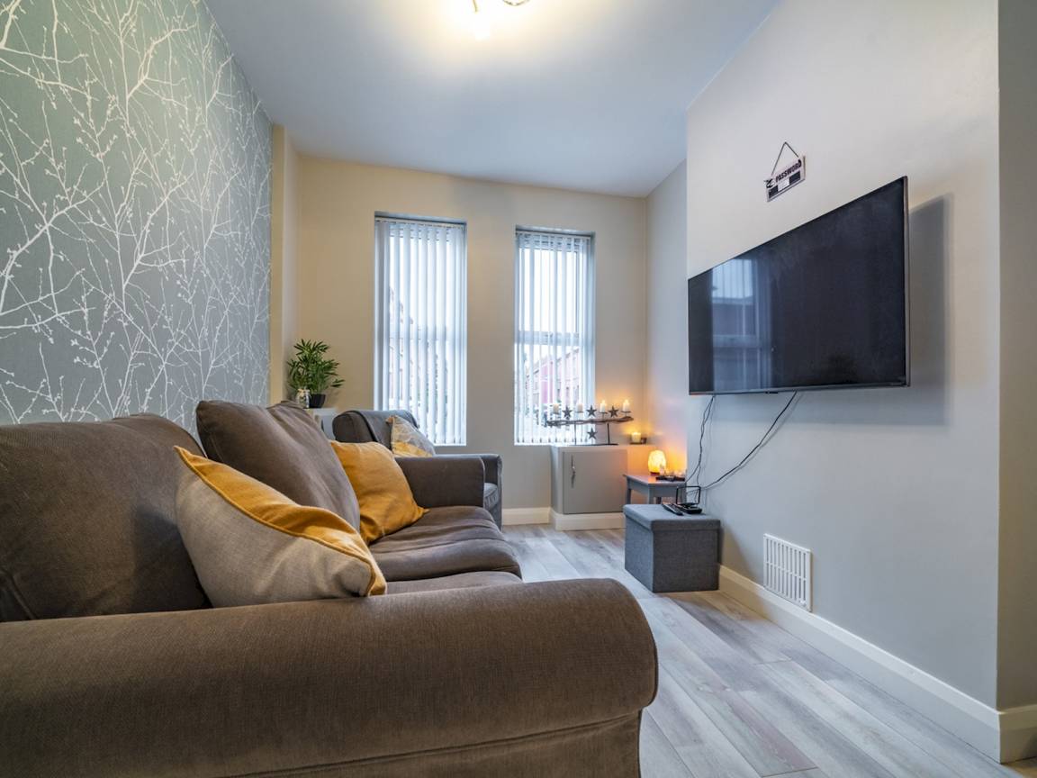 93 M² House ∙ 2 Bedrooms ∙ 4 Guests - Stormont
