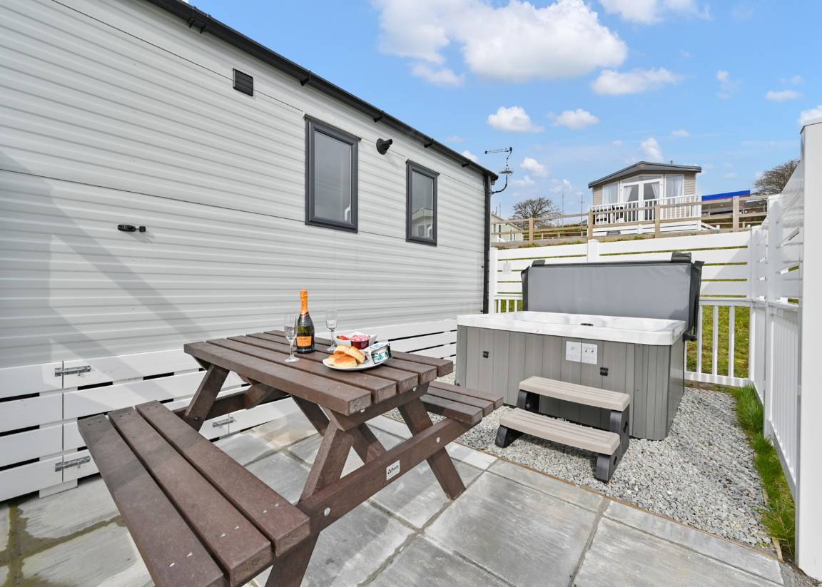 Caravan ∙ 2 Bedrooms ∙ 4 Guests - Plymouth