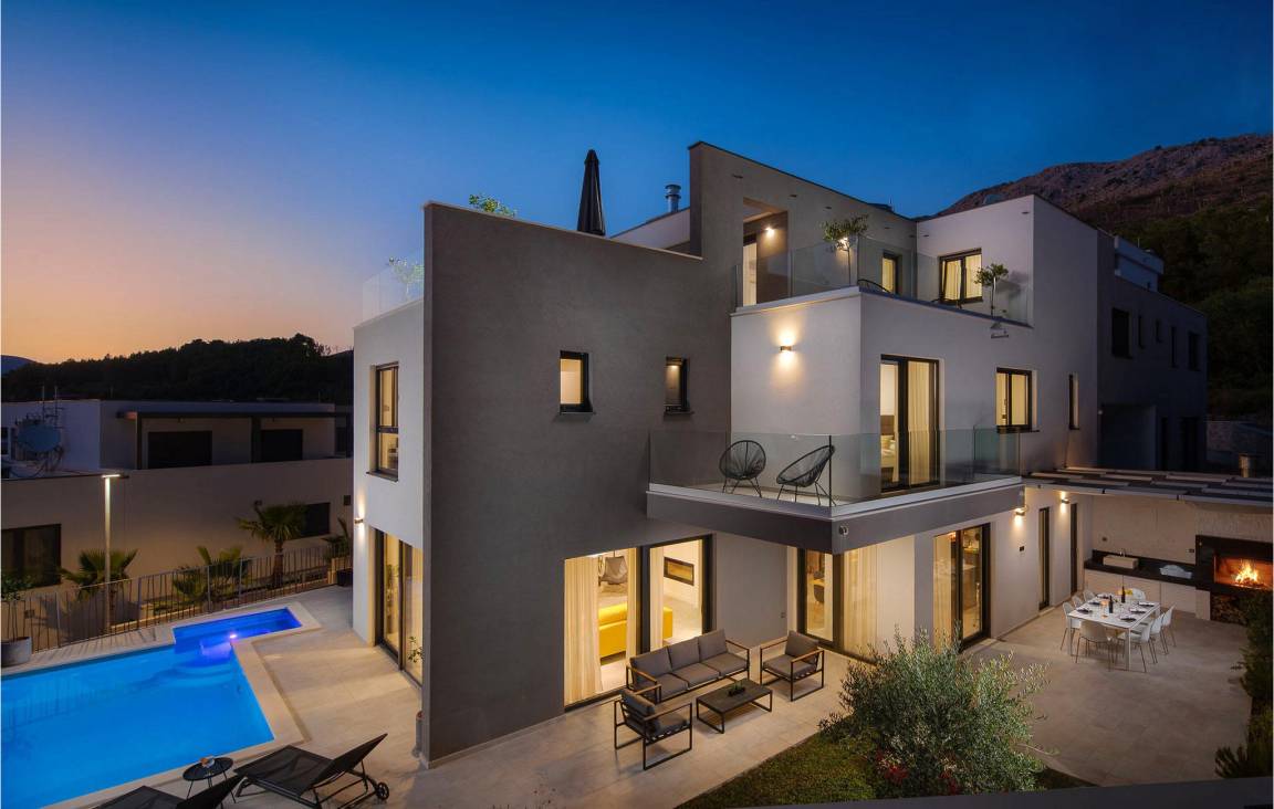 407 M² House ∙ 5 Bedrooms ∙ 10 Guests - Podstrana