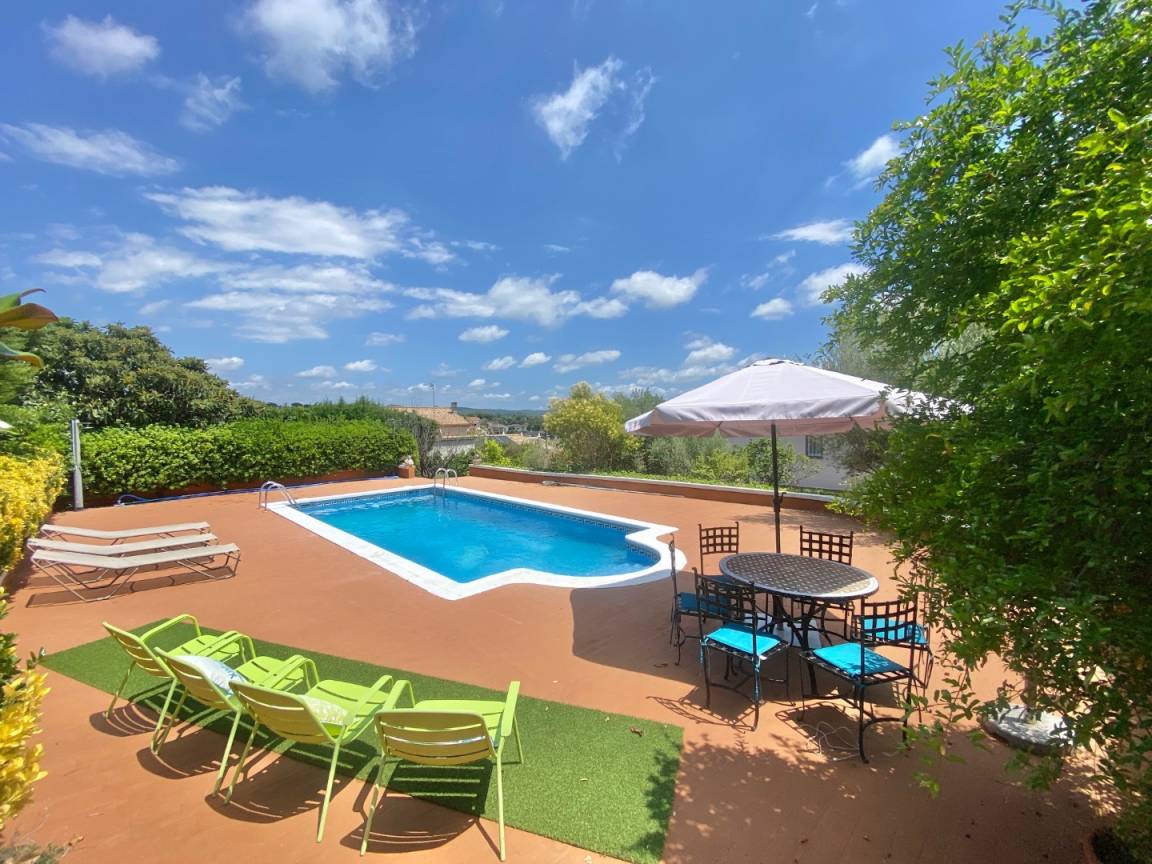 160 M² Villa ∙ 4 Bedrooms ∙ 8 Guests - Malgrat de Mar