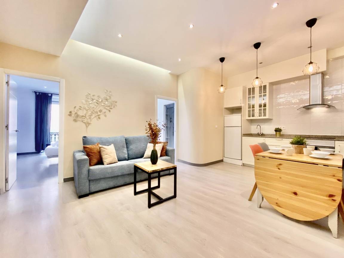 160 M² Apartamento ∙ 6 Habitaciones ∙ 12 Huéspedes - Madrid