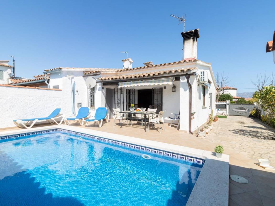 90 M² Villa ∙ 2 Bedrooms ∙ 6 Guests - Empuriabrava