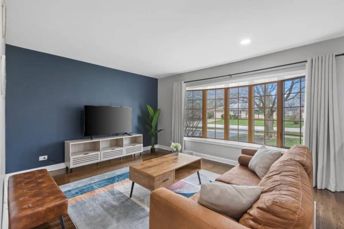 159 M² House ∙ 5 Bedrooms ∙ 10 Guests - Bartlett, IL