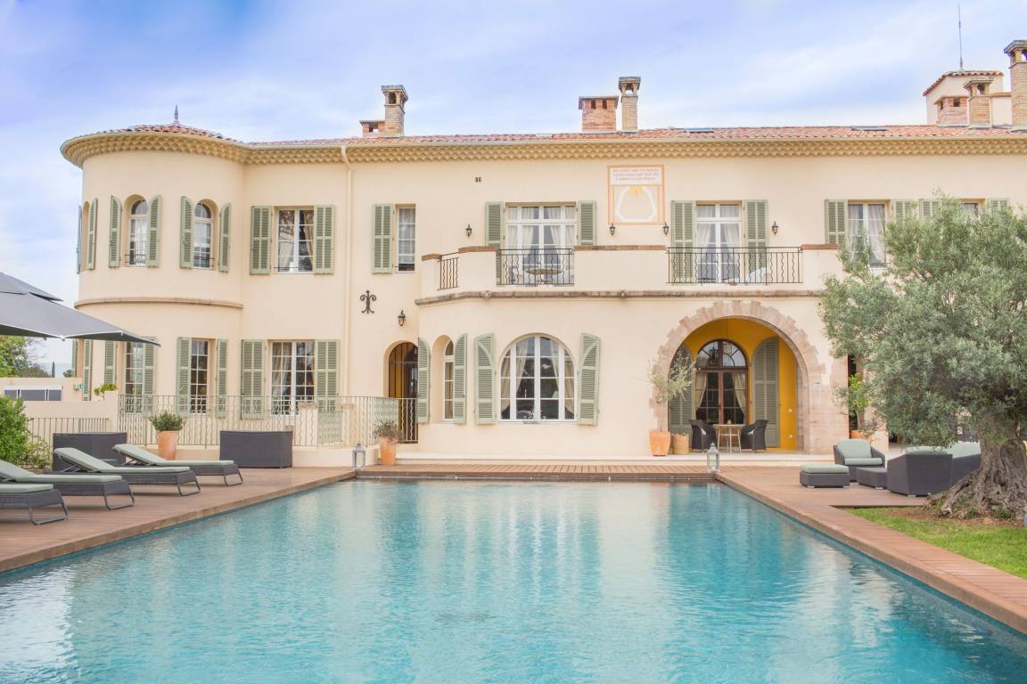 Villa ∙ 15 Chambres ∙ 32 Personnes - Fréjus