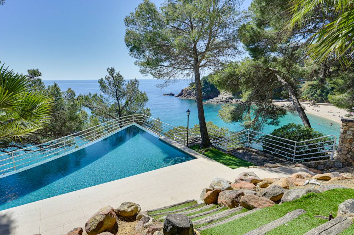 350 M² Villa ∙ 8 Bedrooms ∙ 12 Guests - Blanes