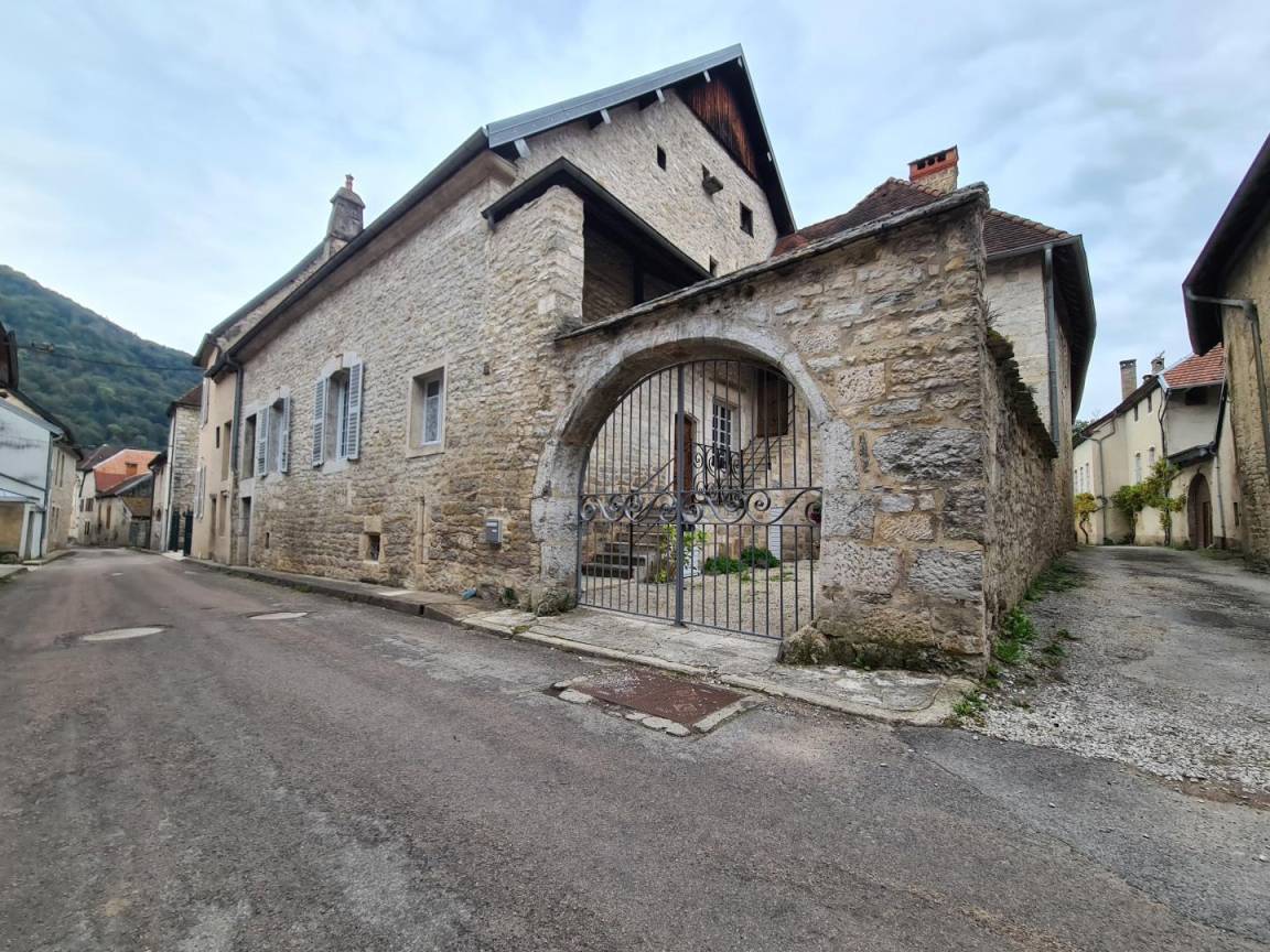 139 M² Gîte ∙ 4 Chambres ∙ 8 Personnes - Ornans