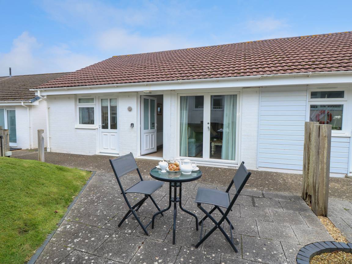 Cottage ∙ 3 Bedrooms ∙ 6 Guests - Barton on Sea