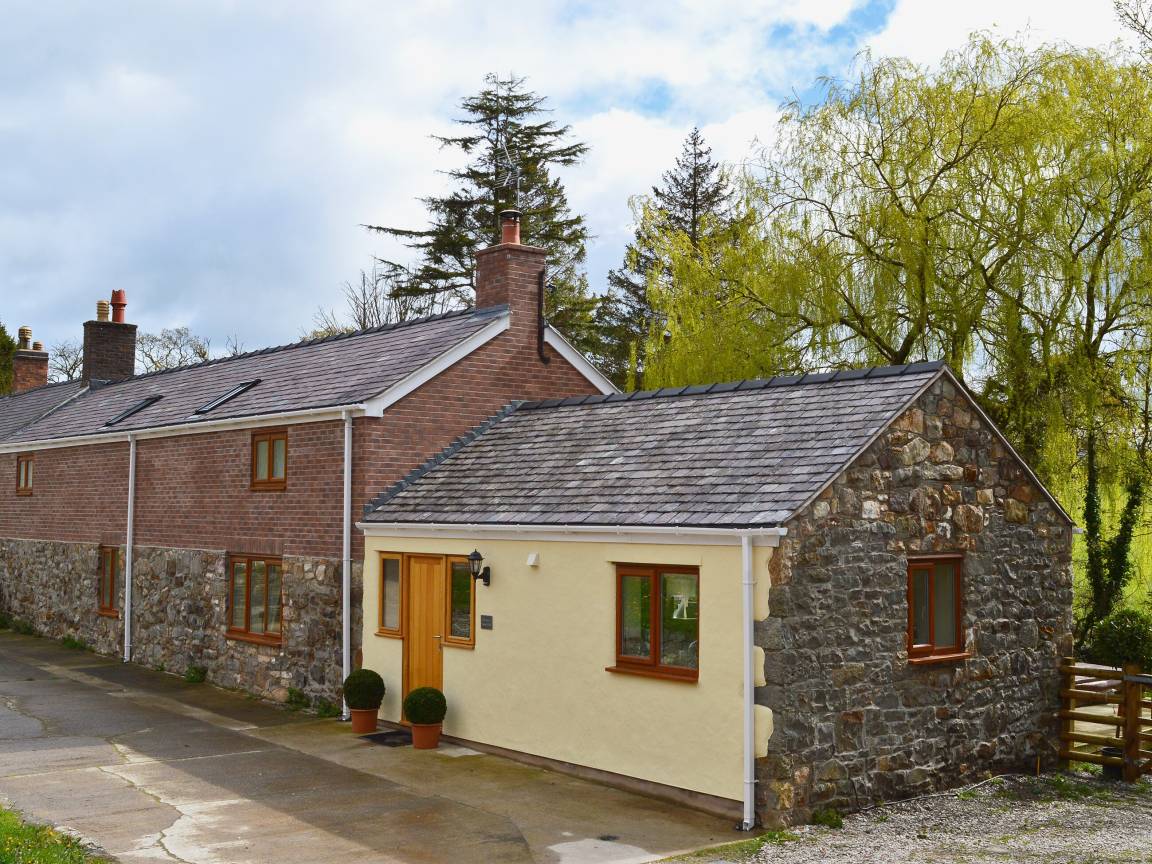 Cottage ∙ 4 Bedrooms ∙ 9 Guests - North Wales