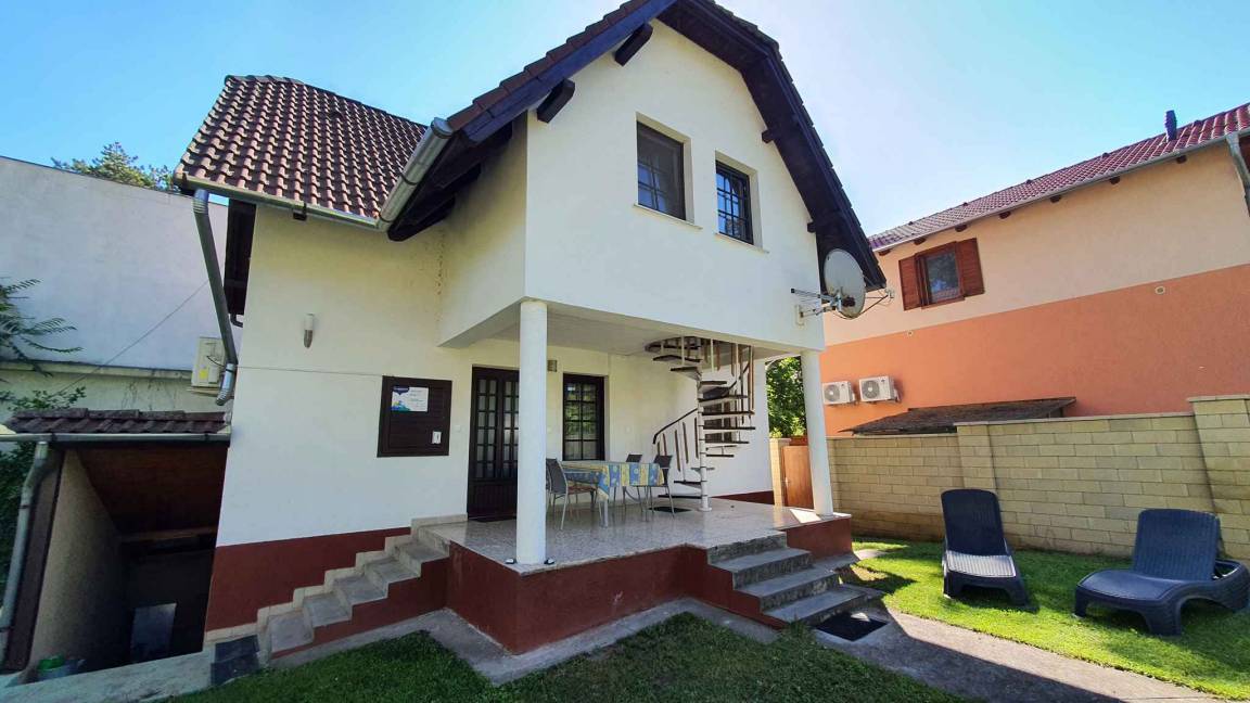 95 M² Ferienhaus ∙ 4 Schlafzimmer ∙ 8 Gäste - Siófok