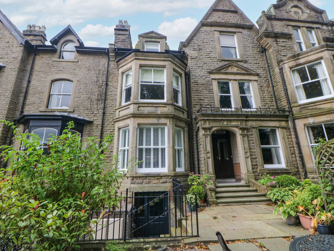 Cottage ∙ 6 Bedrooms ∙ 12 Guests - Buxton