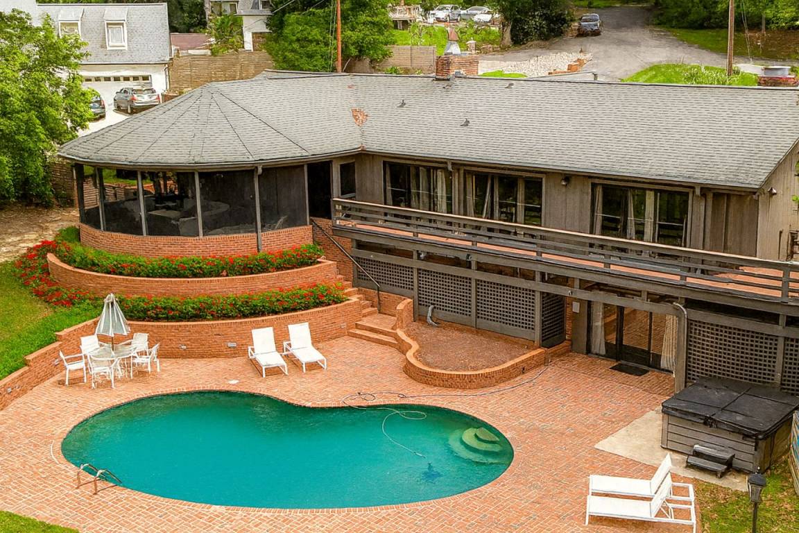 House ∙ 4 Bedrooms ∙ 11 Guests - Belmont, NC