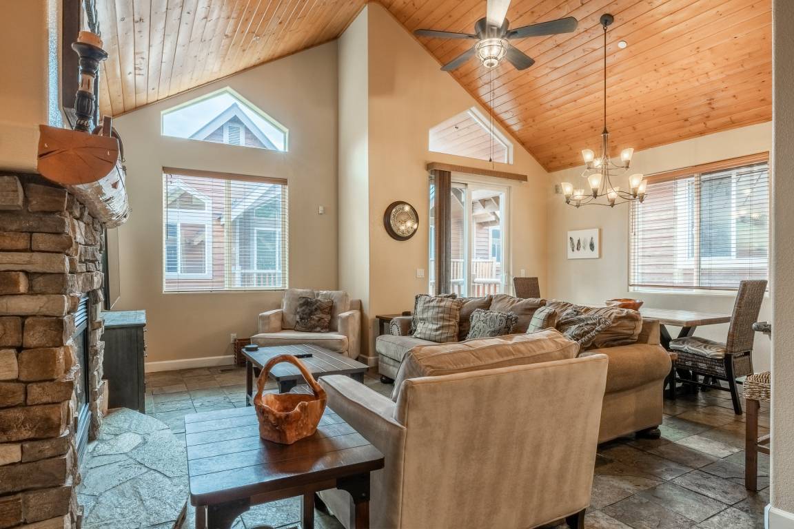 188 M² Condo ∙ 4 Bedrooms ∙ 10 Guests - June Lake, CA