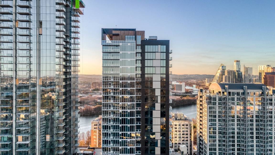 64 M² House ∙ 13 Bedrooms ∙ 34 Guests - Austin, TX