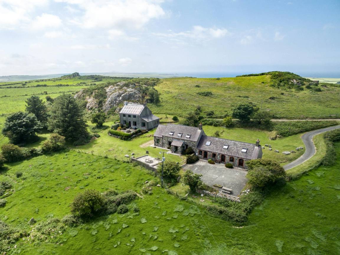 142 M² Cottage ∙ 4 Bedrooms ∙ 7 Guests - Fishguard