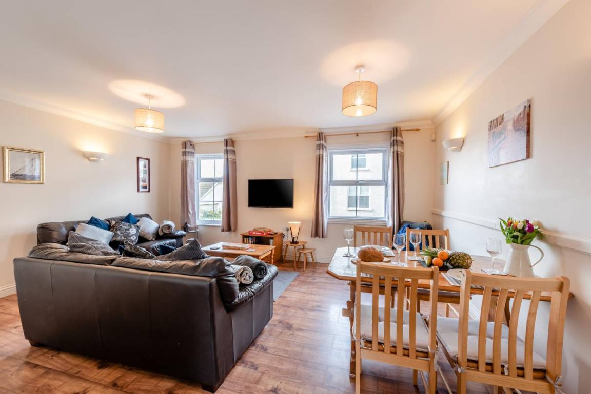 Apartment ∙ 3 Bedrooms ∙ 6 Guests - Barnstaple