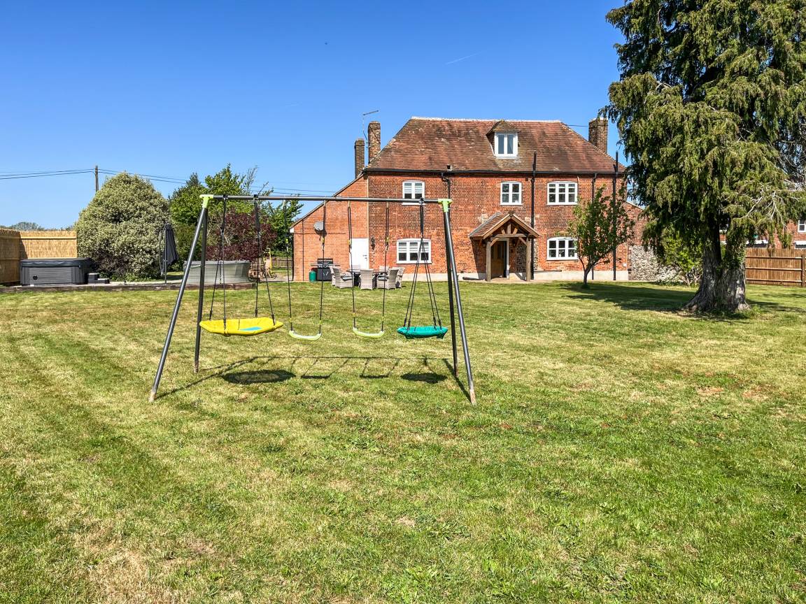 Cottage ∙ 8 Bedrooms ∙ 16 Guests - Kent