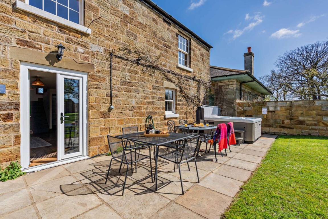 Cottage ∙ 4 Bedrooms ∙ 8 Guests - Whitby, UK