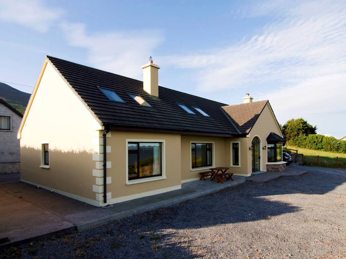 Cottage ∙ 4 Bedrooms ∙ 8 Guests - Dingle Peninsula