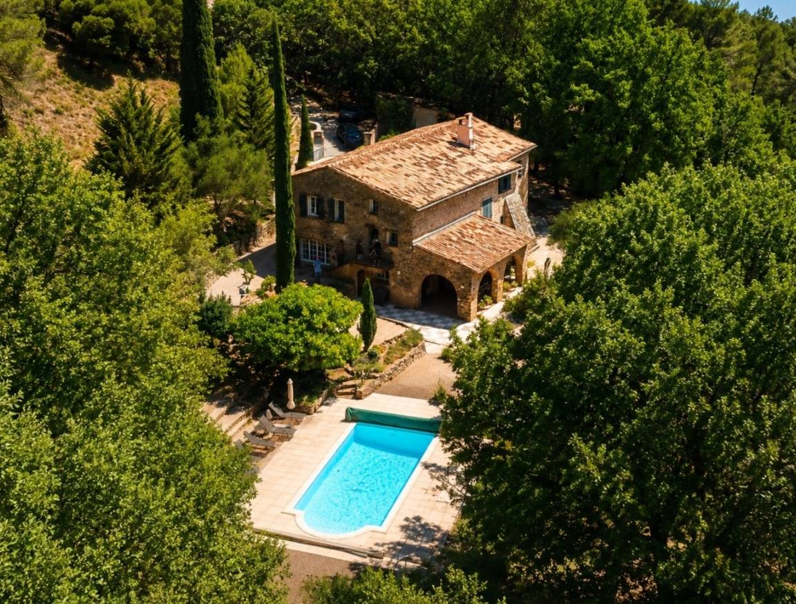 150 M² Maison De Vacances ∙ 5 Chambres ∙ 14 Personnes - Aups