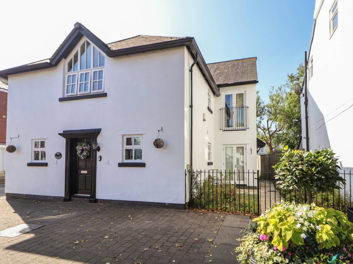 Cottage ∙ 2 Bedrooms ∙ 4 Guests - Gulliver's World Theme Park