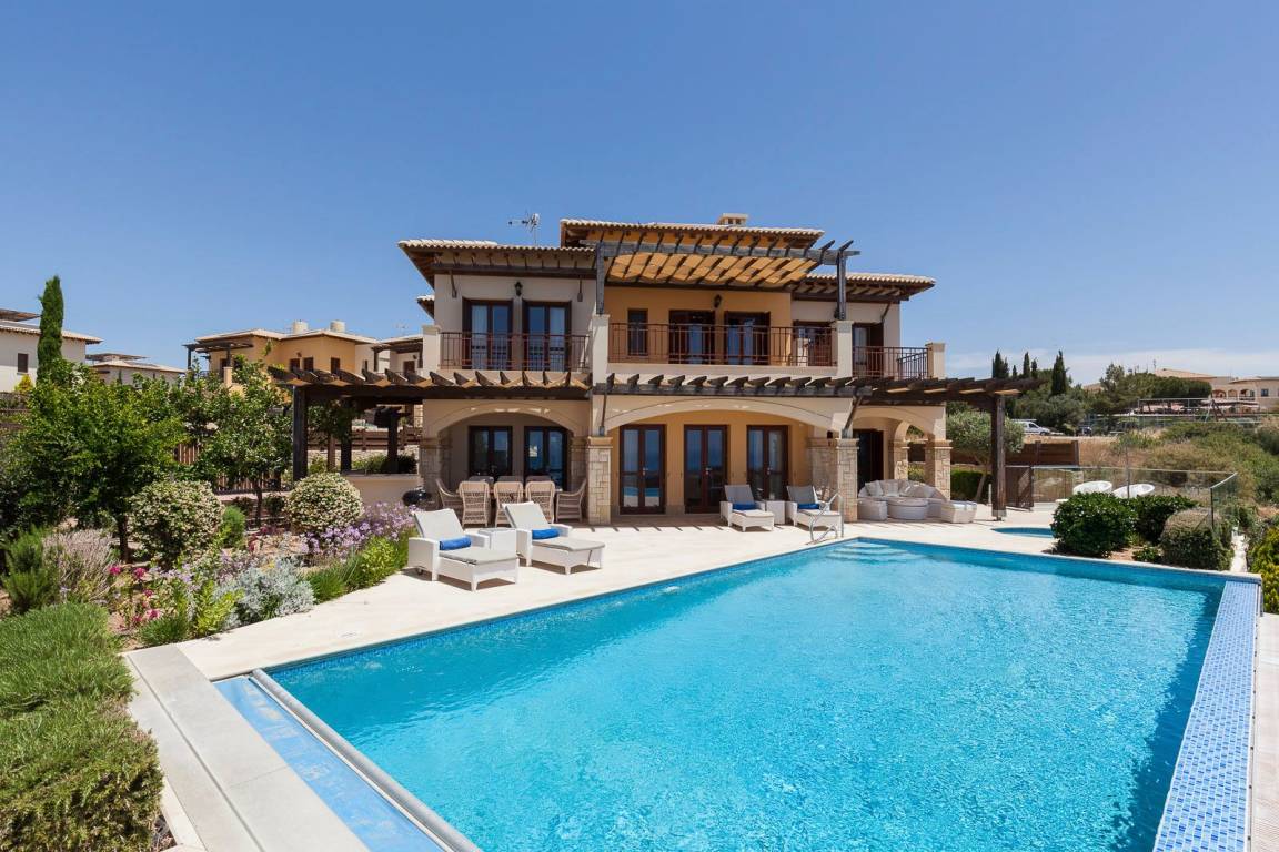 Resort ∙ 4 Bedrooms ∙ 8 Guests - Cyprus
