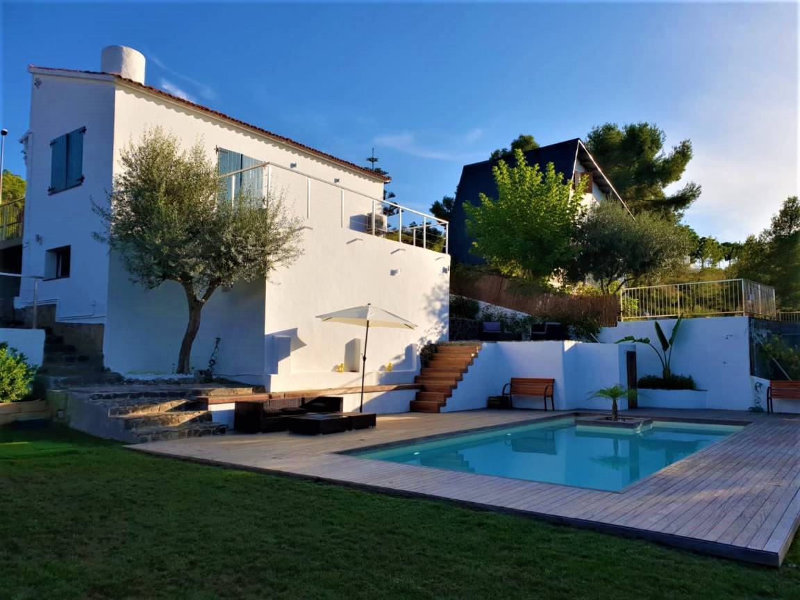 180 M² Villa ∙ 4 Bedrooms ∙ 8 Guests - Sitges