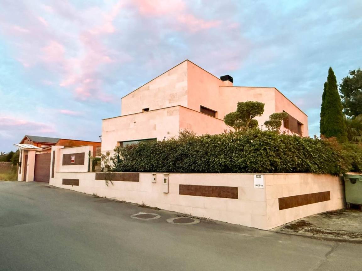 250 M² Villa ∙ 4 Bedrooms ∙ 10 Guests - Santander