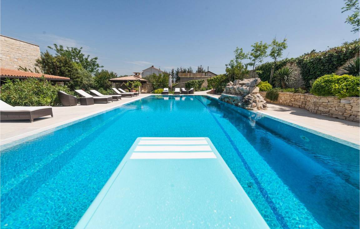 240 M² Ferienhaus ∙ 7 Schlafzimmer ∙ 16 Gäste - Jezera