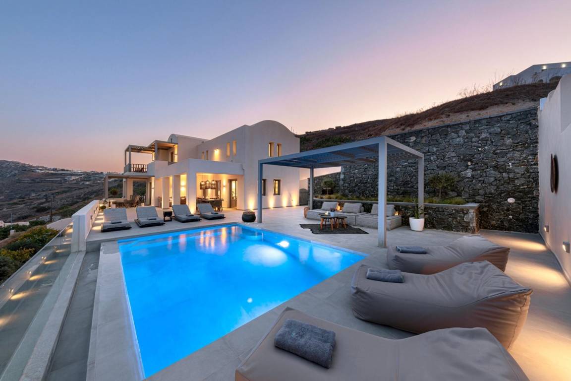210 M² Villa ∙ 6 Bedrooms ∙ 12 Guests - Santorini