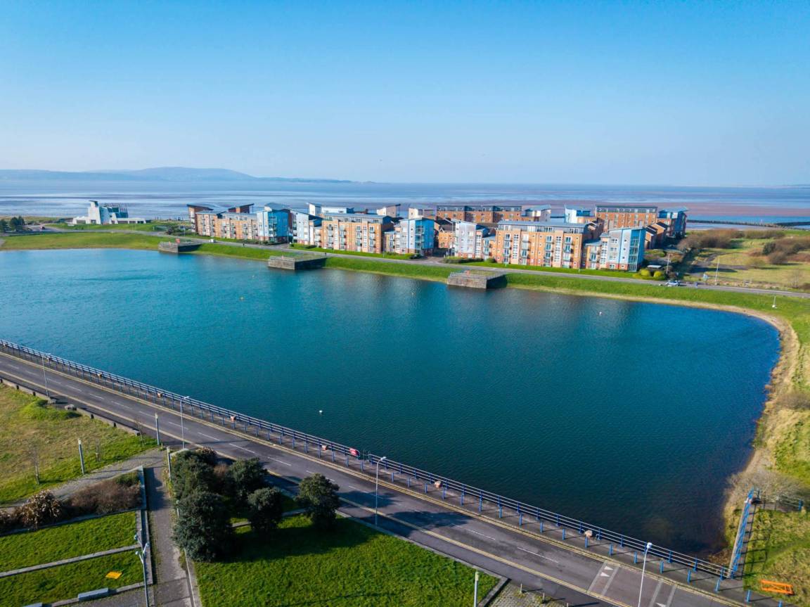 60 M² Apartment ∙ 2 Bedrooms ∙ 4 Guests - Llanelli