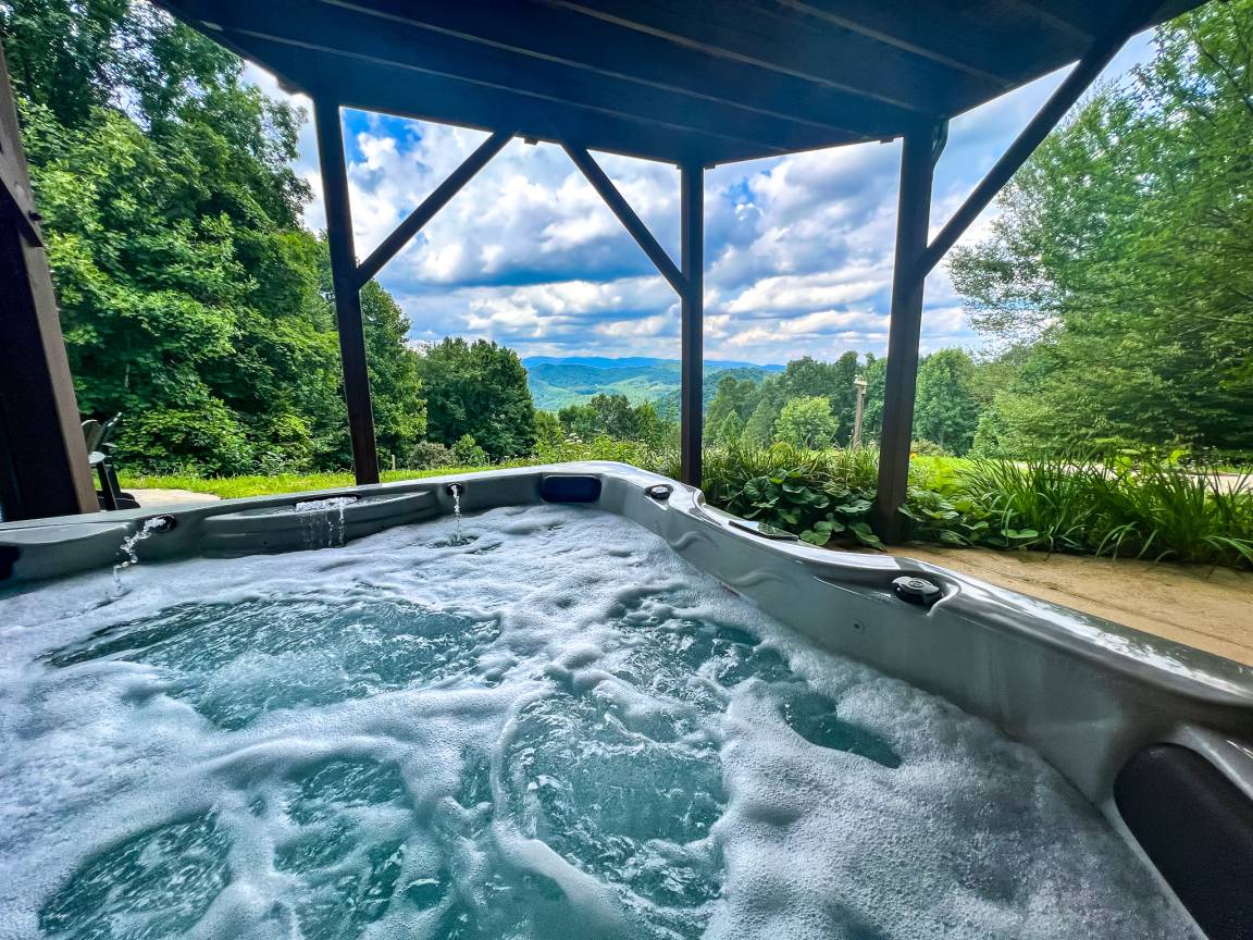 House ∙ 4 Bedrooms ∙ 14 Guests - Lansing, NC