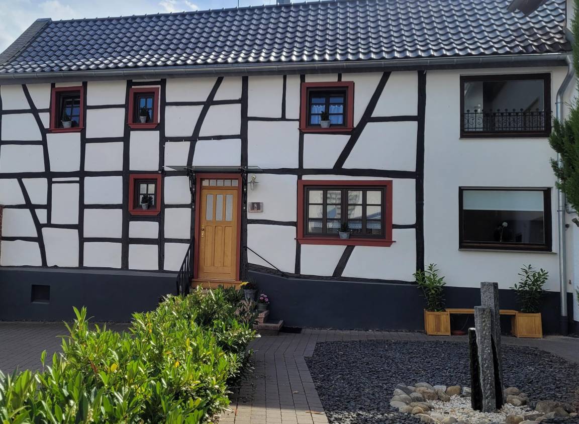 110 M² Apartment ∙ 3 Bedrooms ∙ 5 Guests - Weilerswist