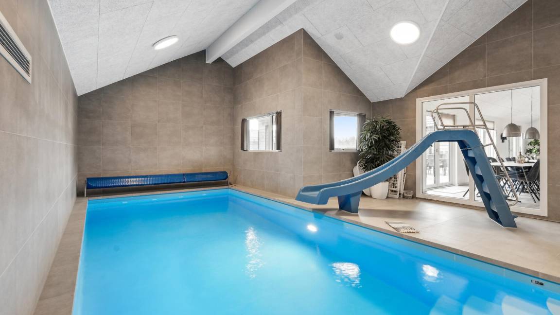 267 M² Ferienhaus ∙ 8 Schlafzimmer ∙ 20 Gäste - Mecklenburgische Seenplatte