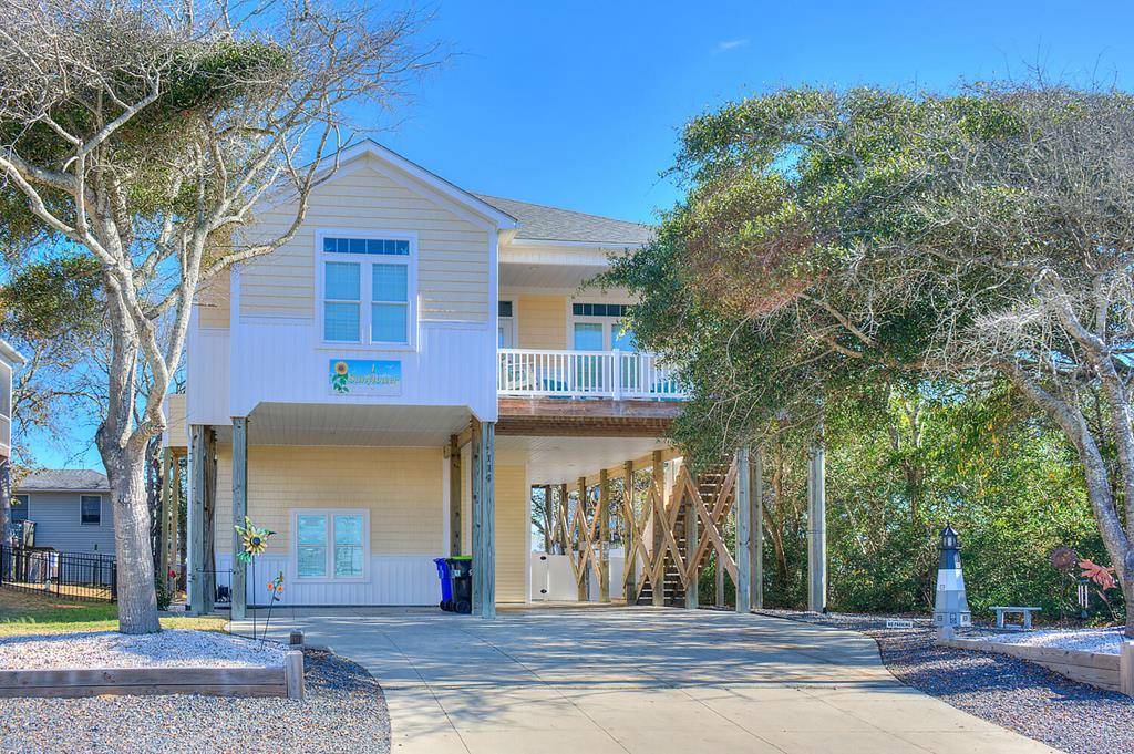 House ∙ 3 Bedrooms ∙ 11 Guests - Oak Island, NC